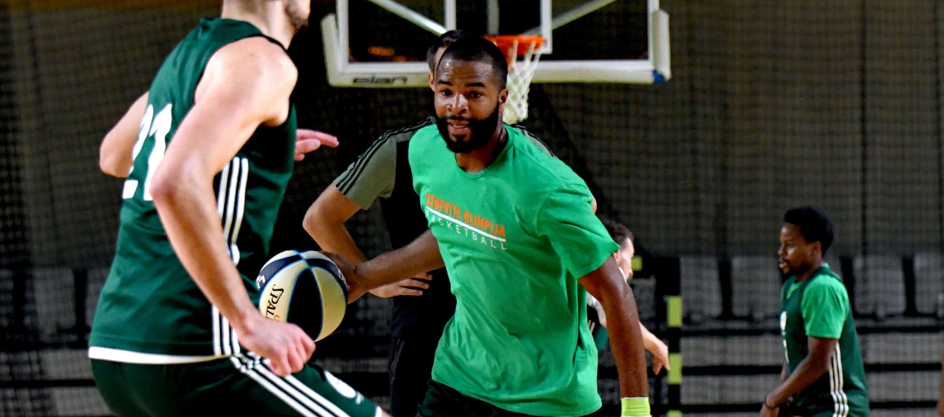 VIDEO: Aaron Harrison prvič preizkusi parket male stoženske dvorane